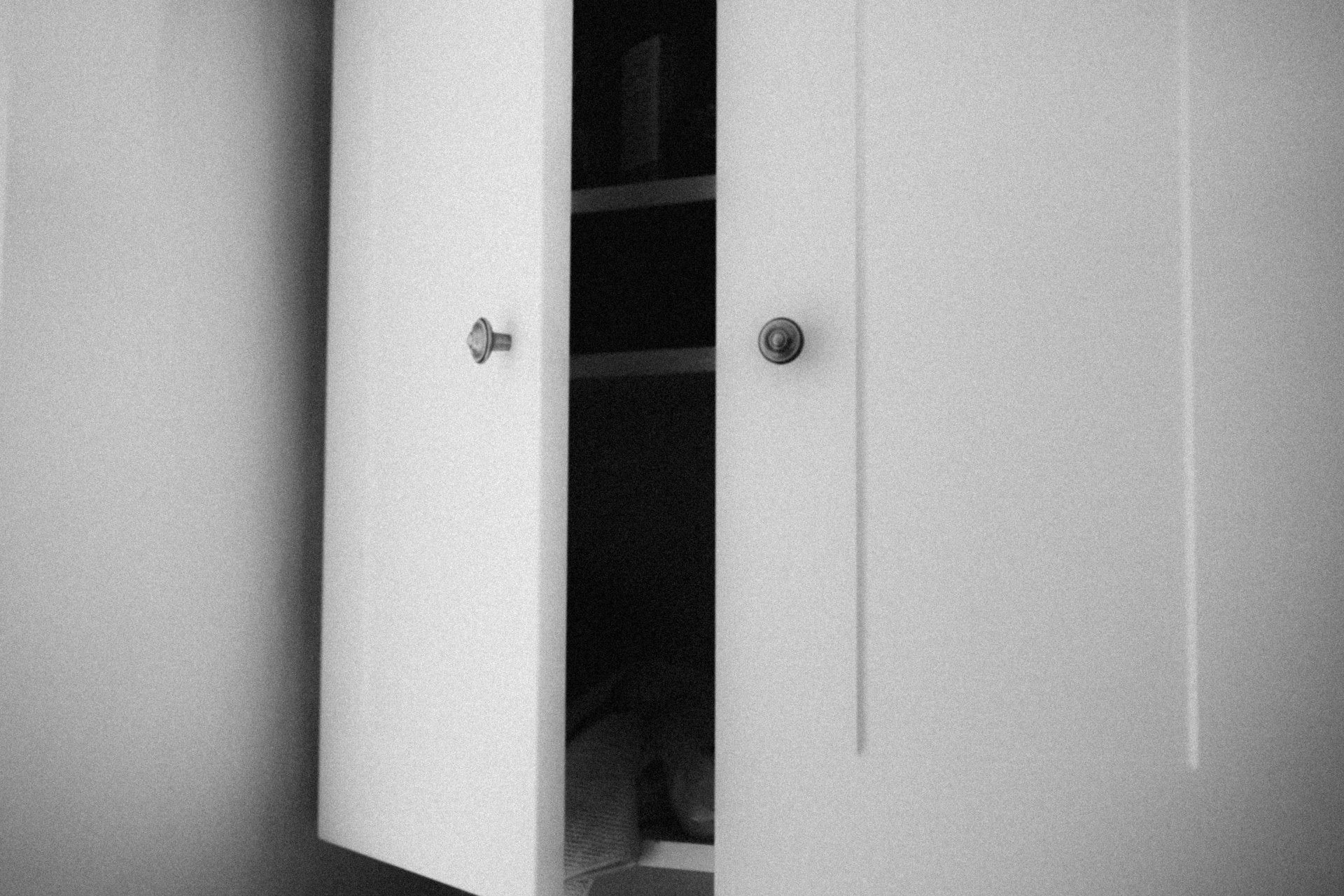 How to Mix Cabinet Hardware for a Balanced Look